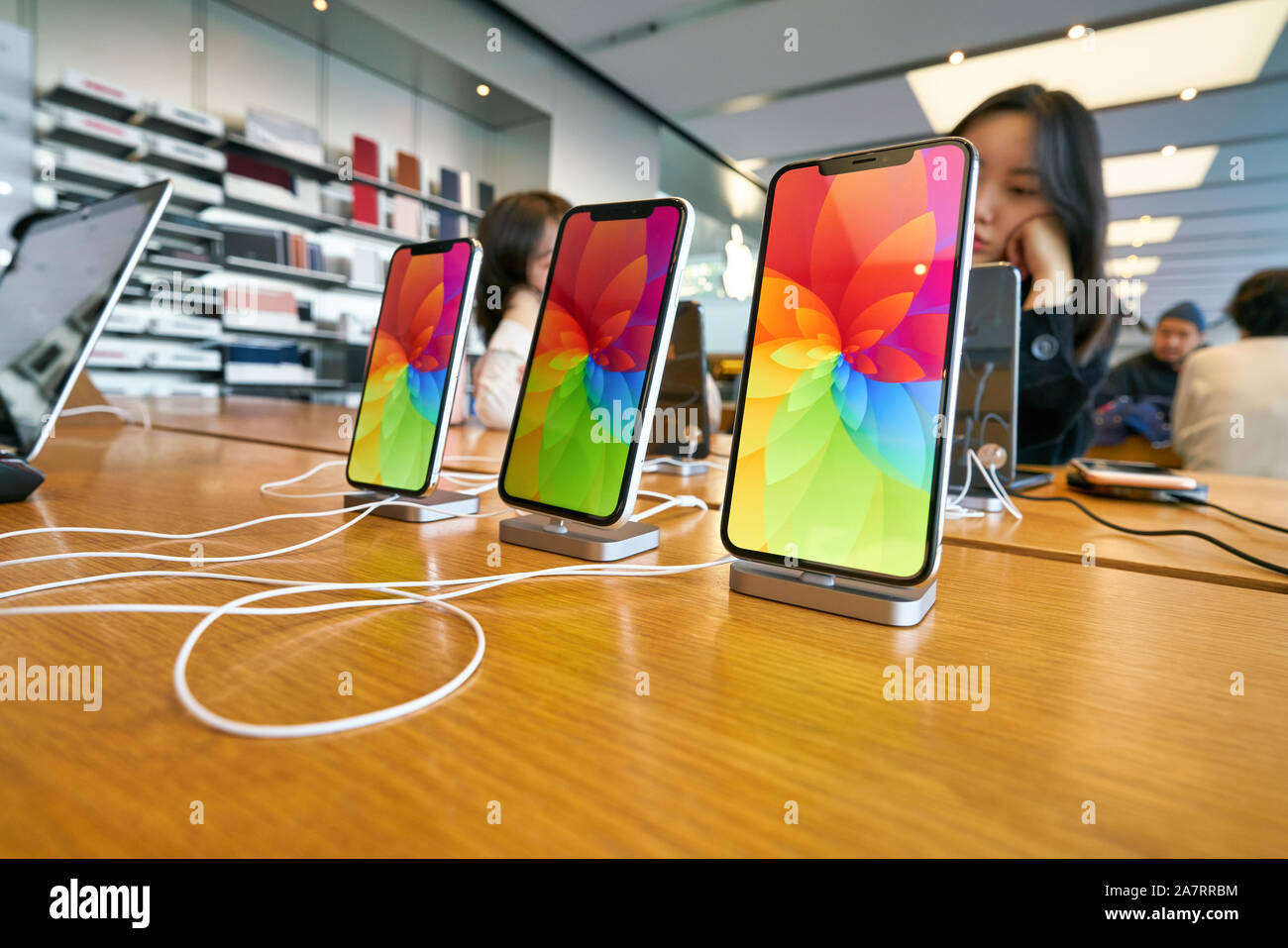 Iphones table hi-res stock photography and images - Alamy
