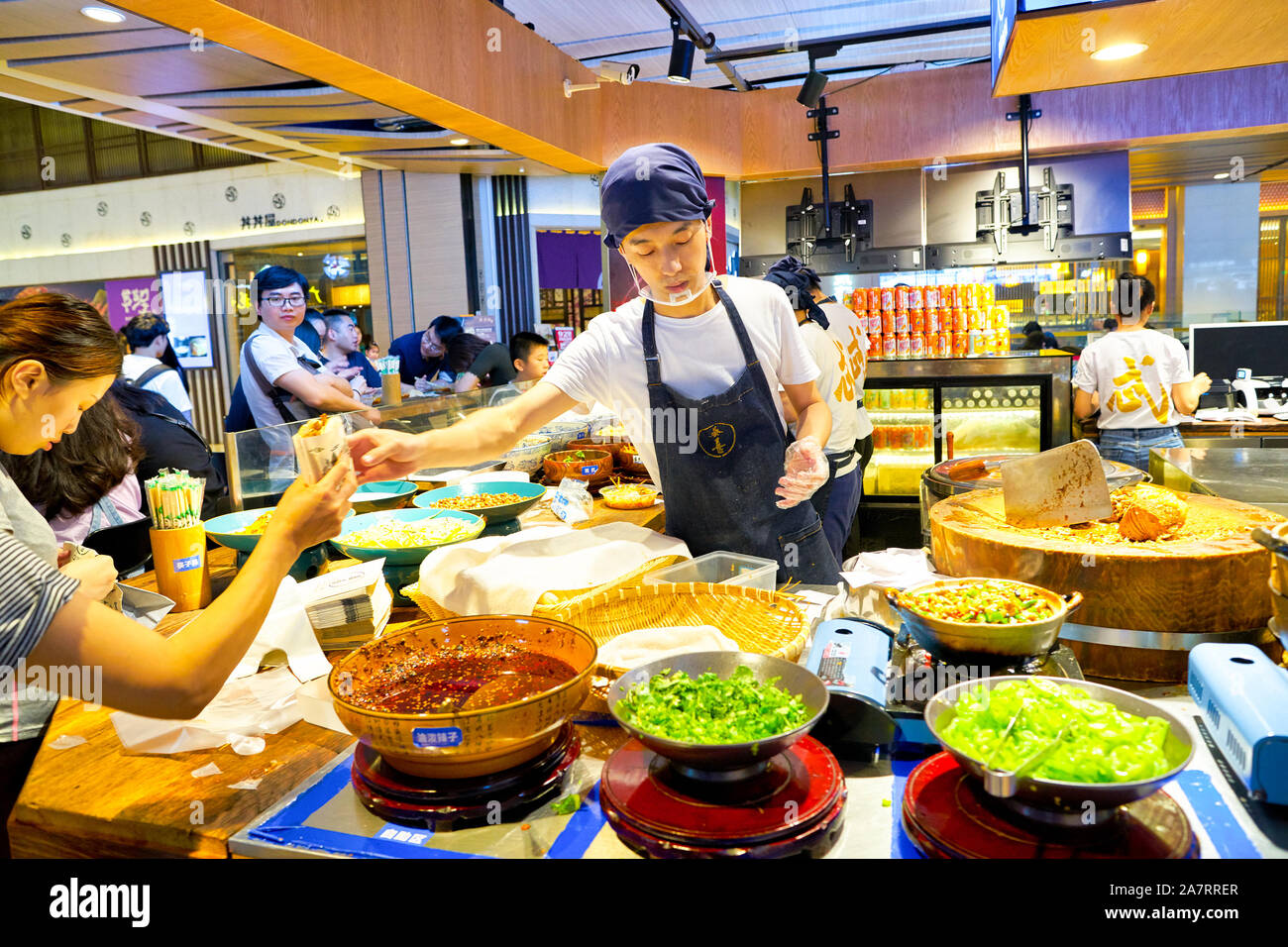 Man food court mall hi-res stock photography and images - Alamy