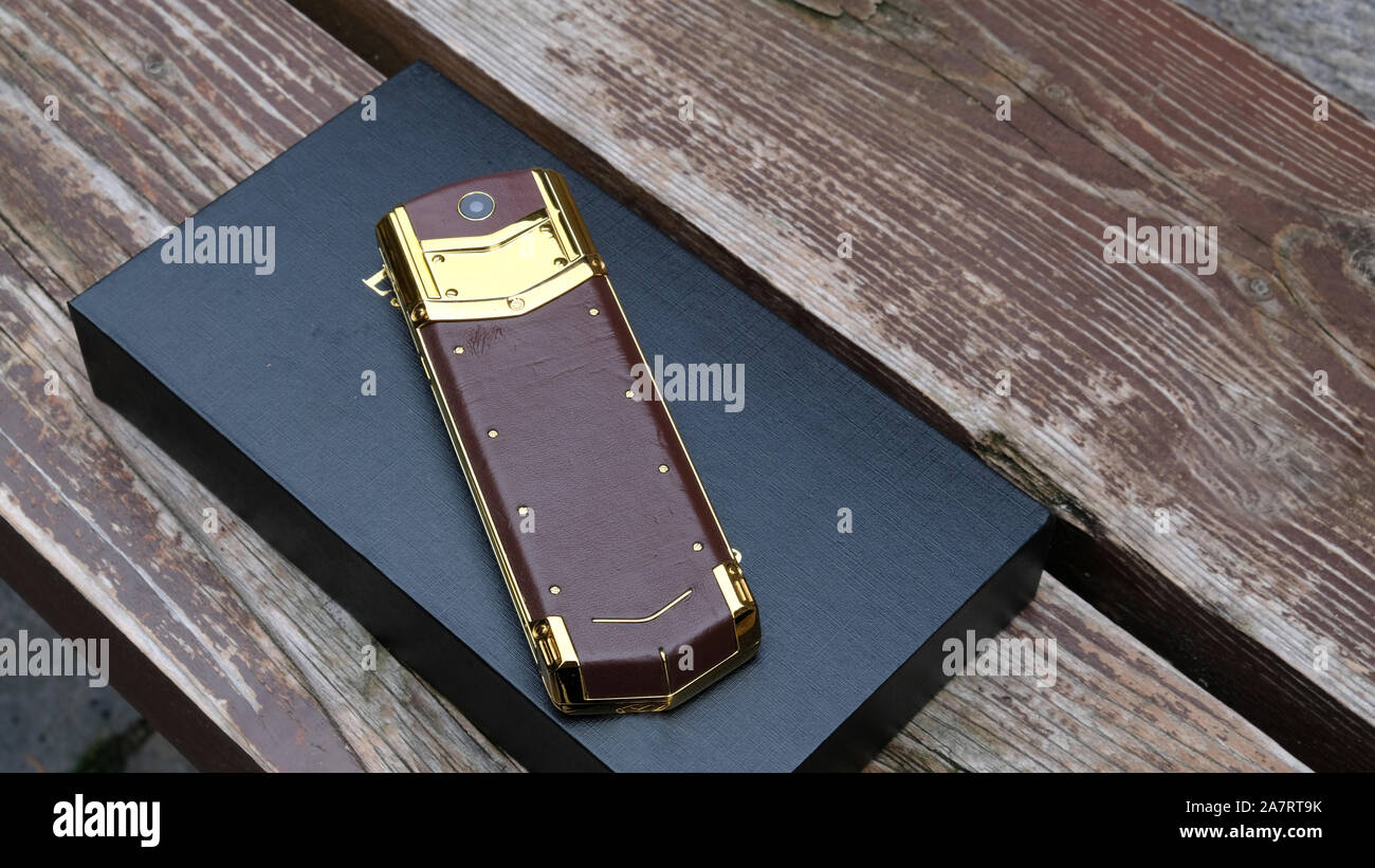 Back pocket phone hi-res stock photography and images - Alamy