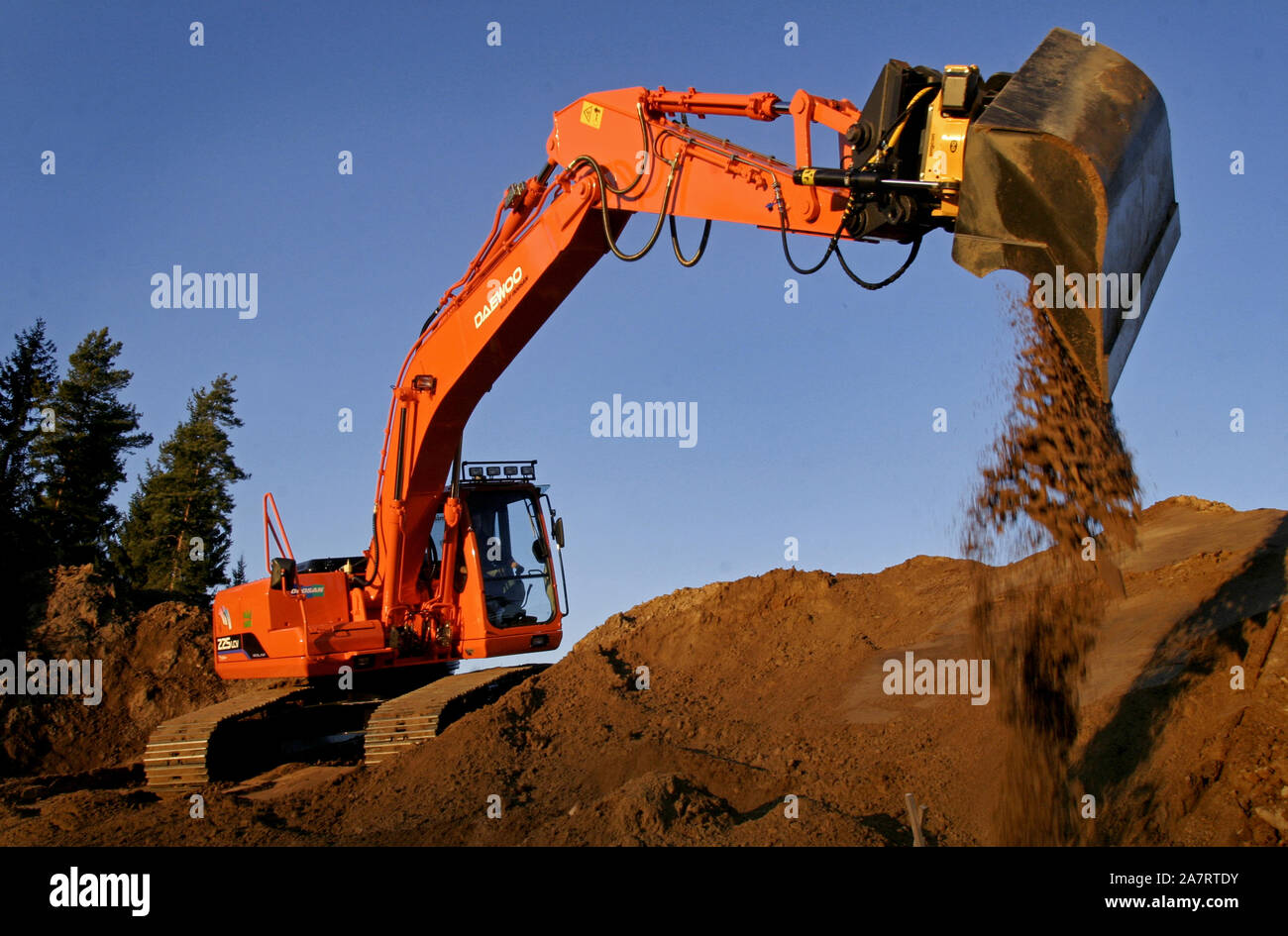 Digging in the sand hi-res stock photography and images - Alamy