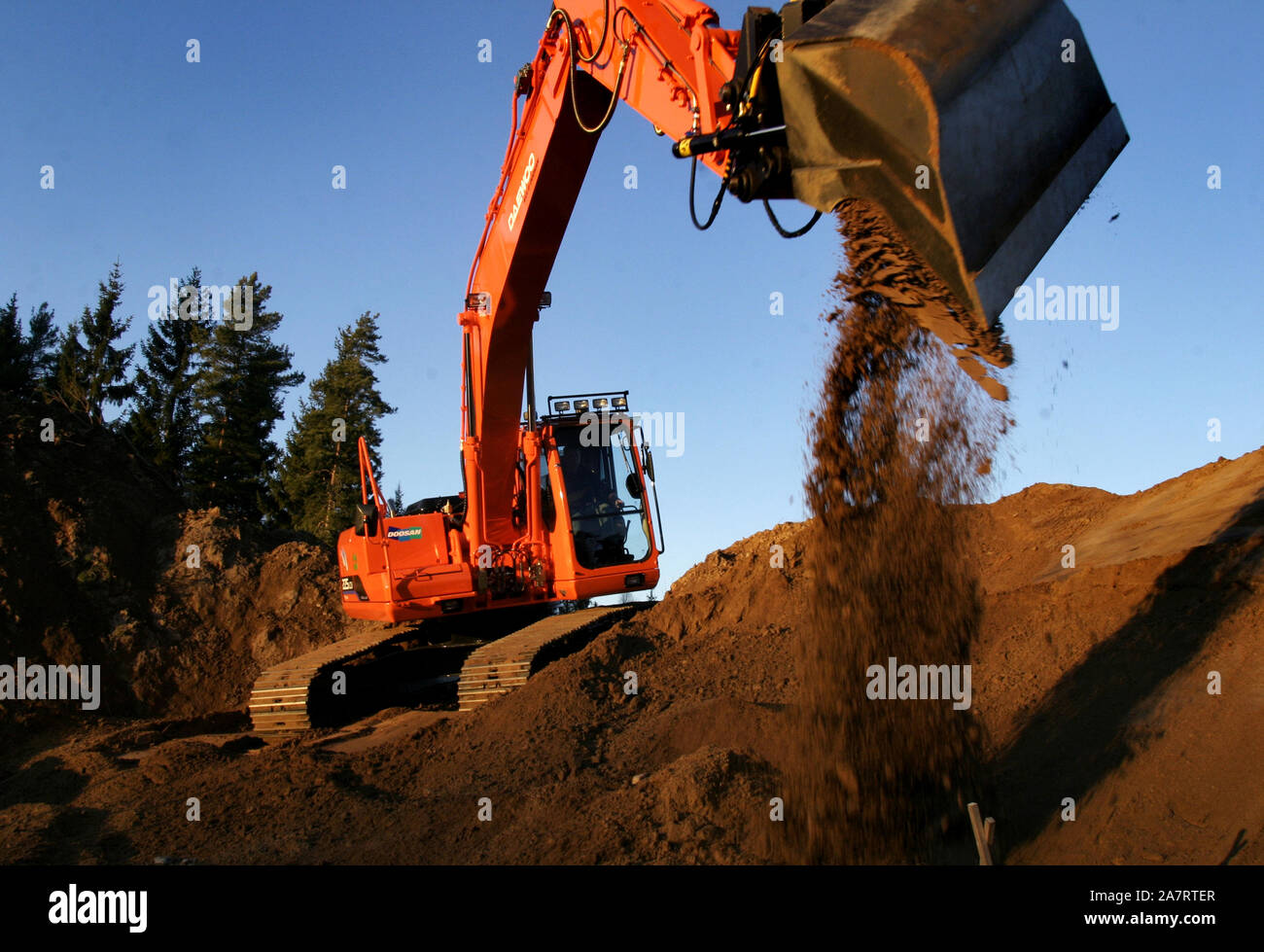 Digging in the sand hi-res stock photography and images - Alamy