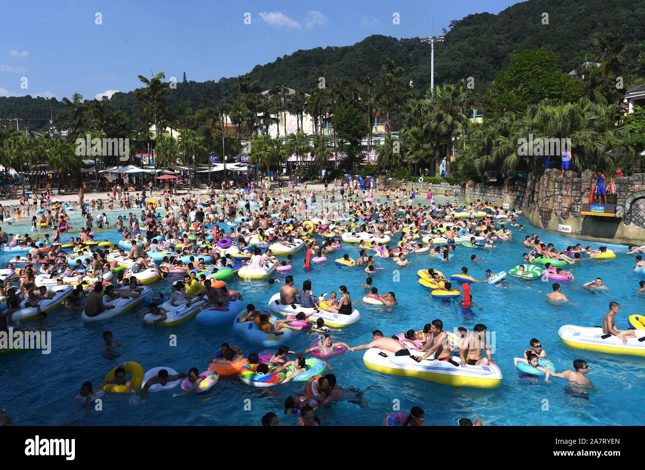 China swimming pool crowd hi-res stock photography and images - Alamy
