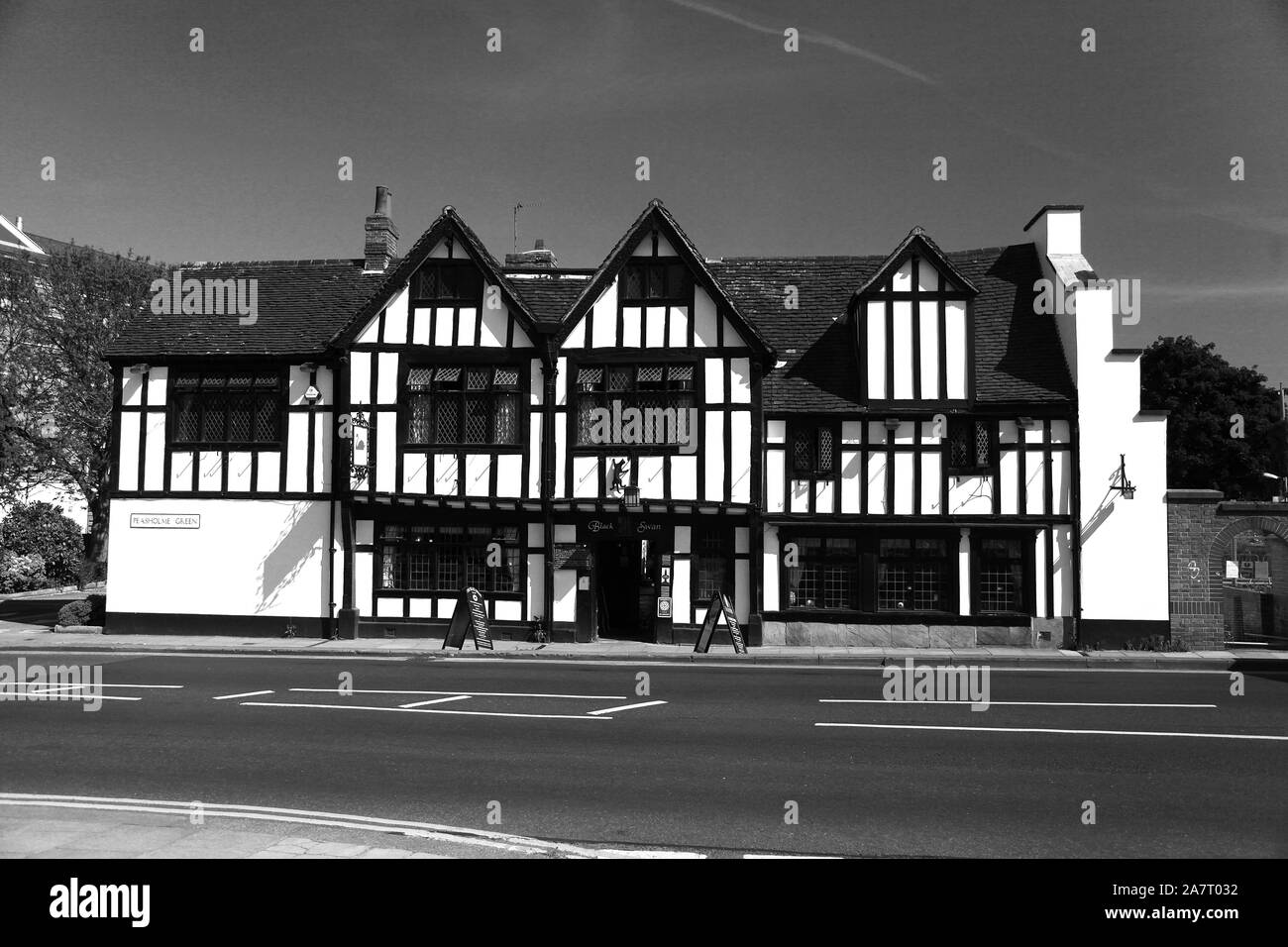 The black swan, half-timbered 15th century Pub, York, Tudor house Stock ...
