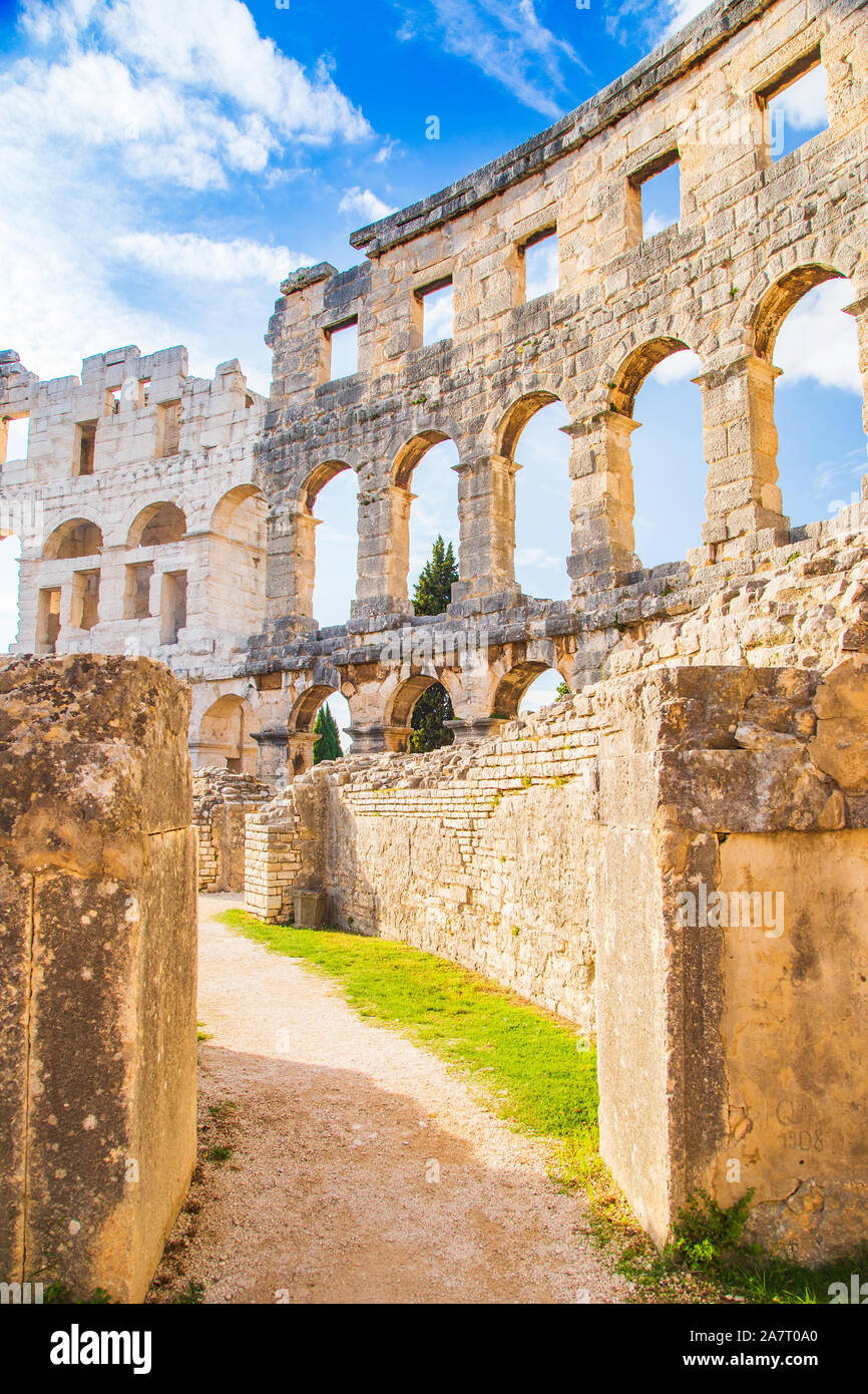 Amphitheater walls hi-res stock photography and images - Alamy