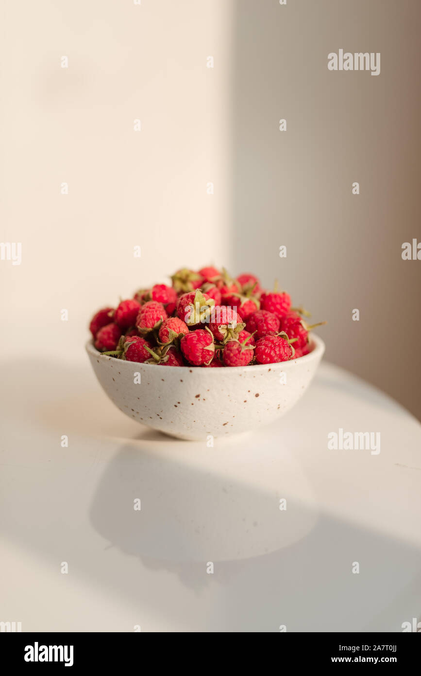 Fresh raspberries in ceramic bowl isolated on white background Stock ...