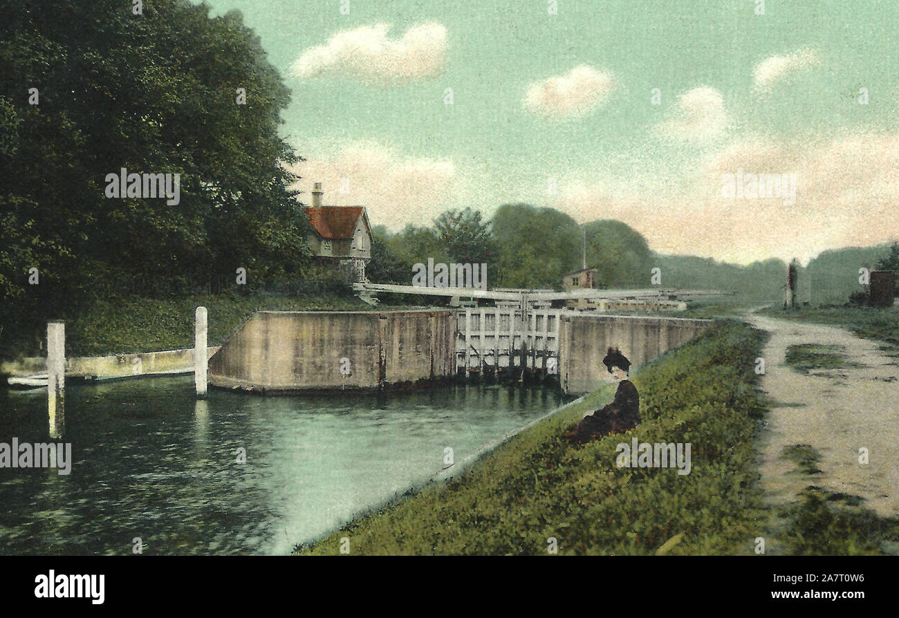 Classic river lock image hi-res stock photography and images - Alamy