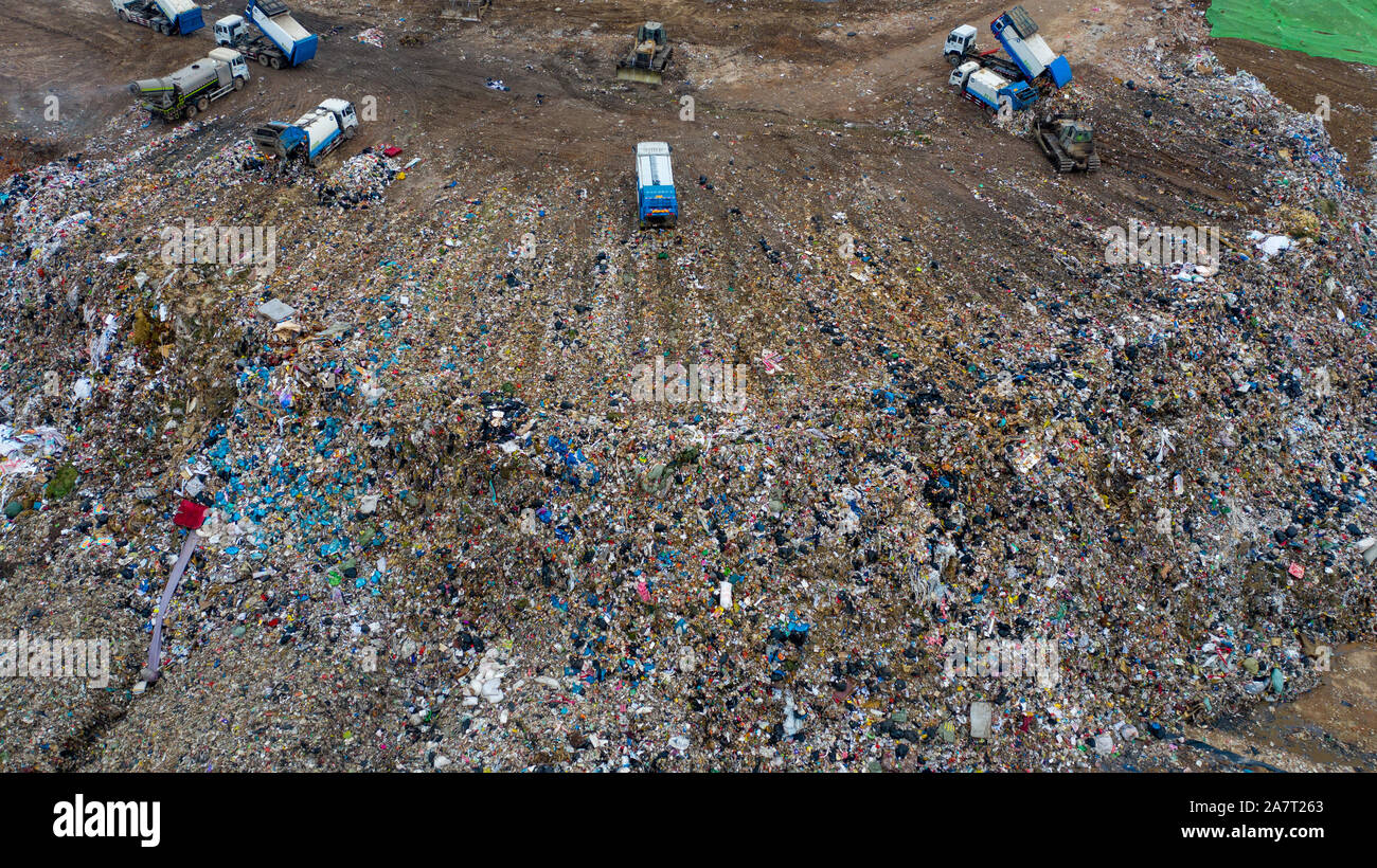 Chinese workers sort out and bury kitchen waste at the Jiangcungou ...