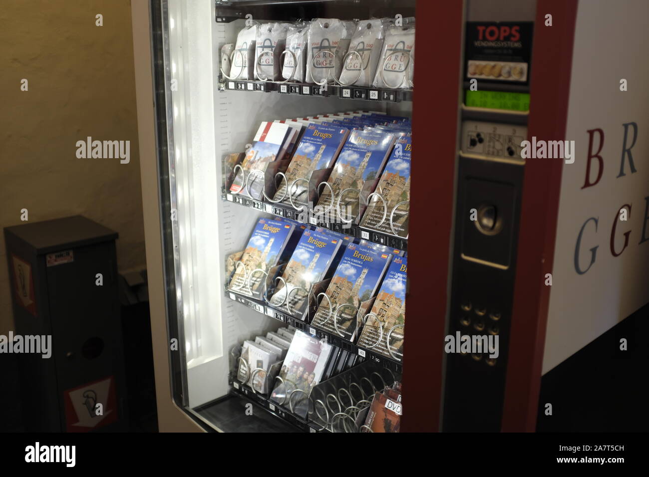 Machine map vending hi-res stock photography and images - Alamy