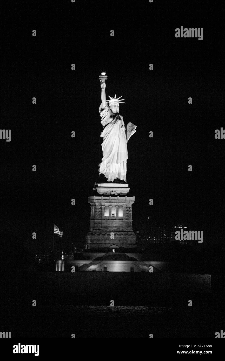 Island Statue Of Liberty At Night PHOTOS: Stunning Moonrise Over