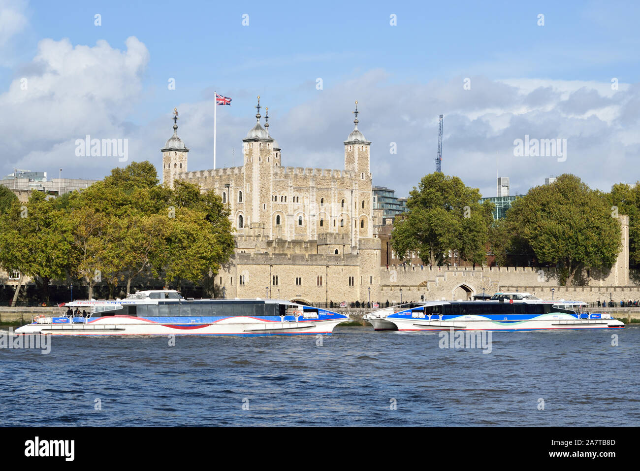 Thames Clipper river bus passing the Tower of London Stock Photo - Alamy