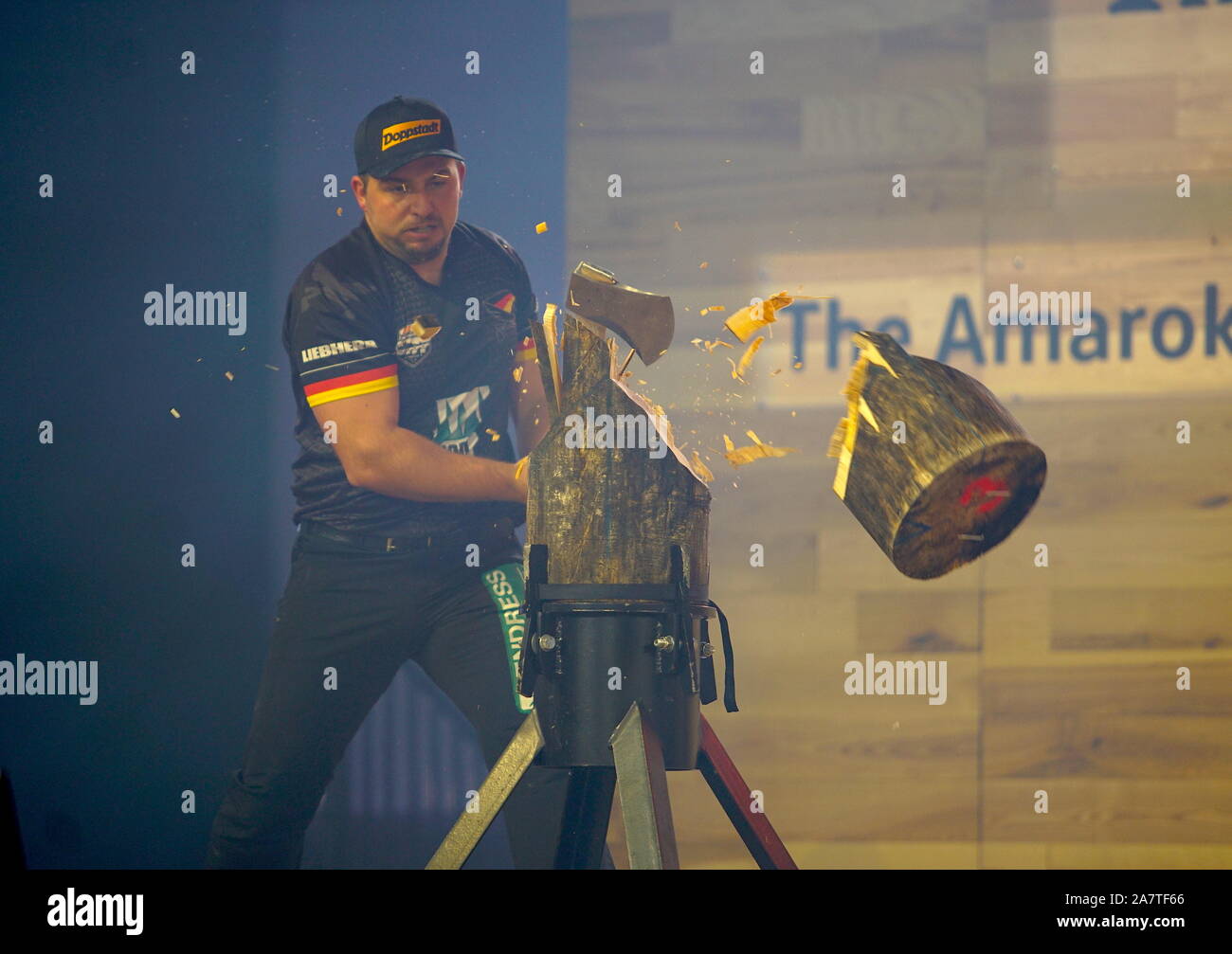 Standing wood chop hi-res stock photography and images - Alamy