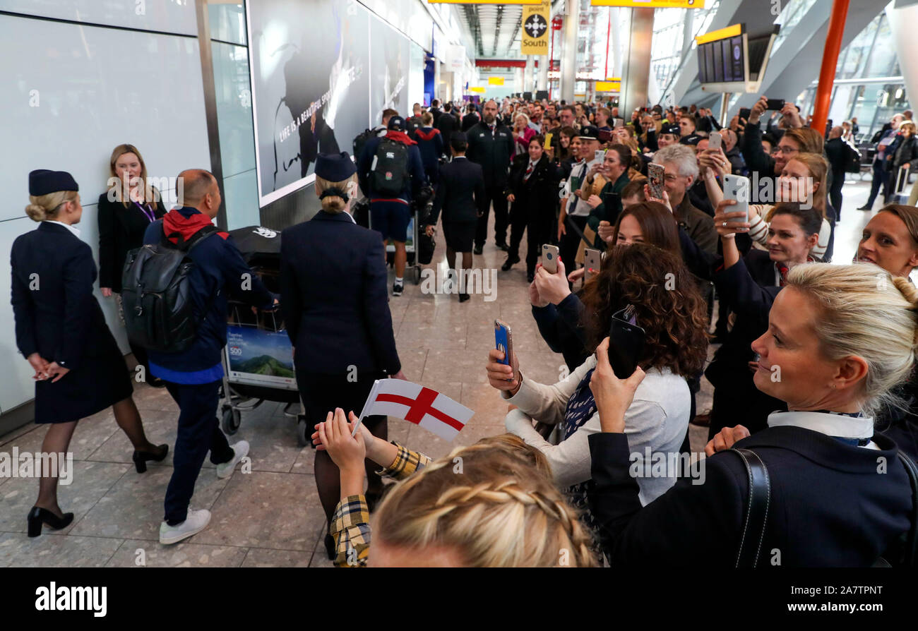 Crowds gather as the England Rugby team return to Heathrow Airport ...