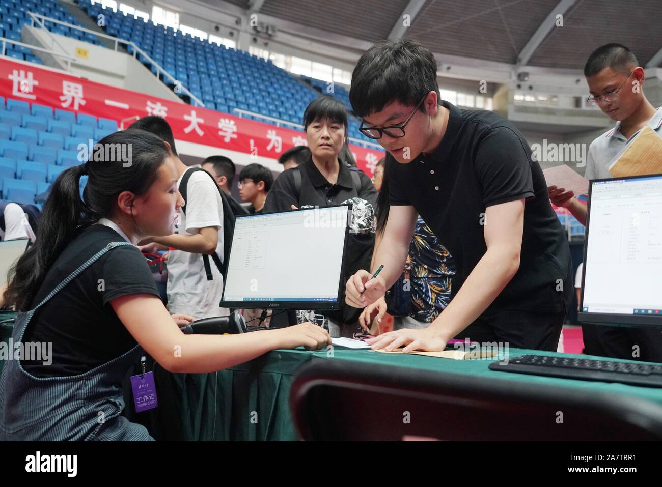 Chinese Go superstar Ke Jie registers as a freshman at the campus of ...