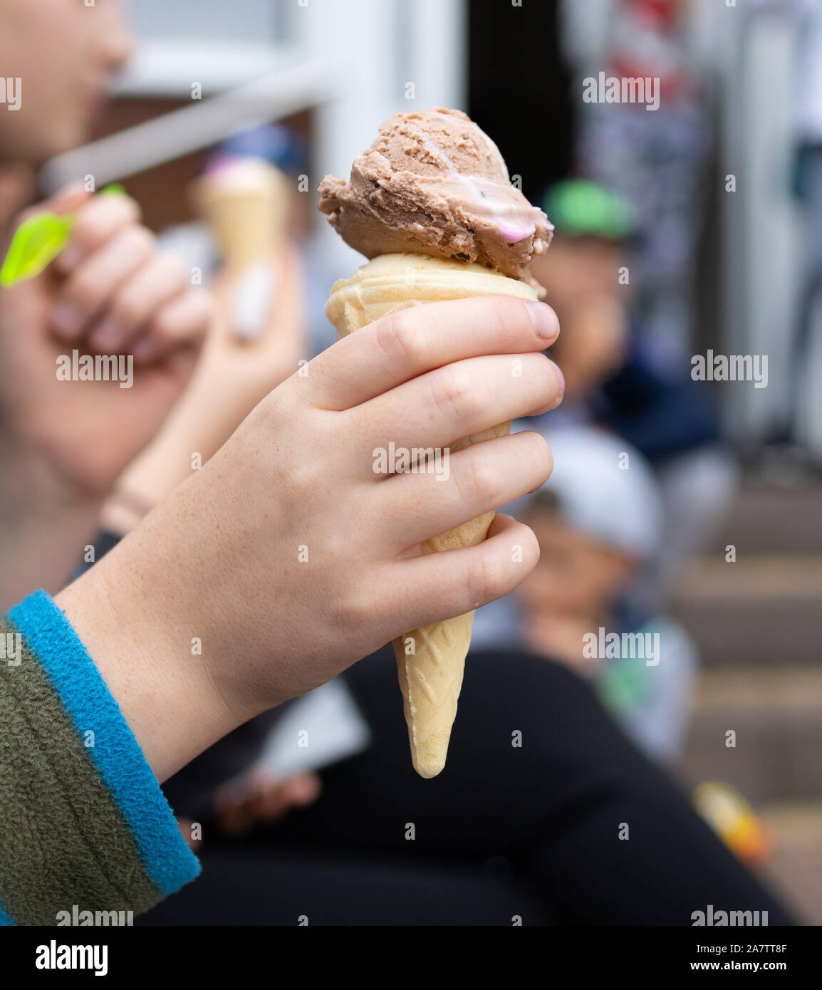 Hands ice cream children hi-res stock photography and images - Alamy