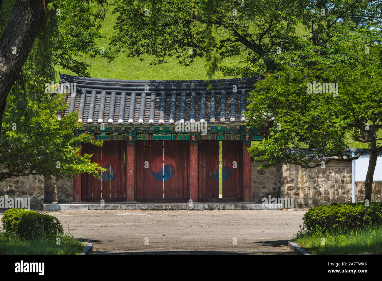 Korean traditional gates hi-res stock photography and images - Alamy
