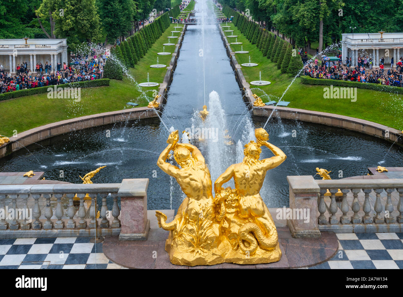 Peterhof palace, russia gardens hi-res stock photography and images - Alamy
