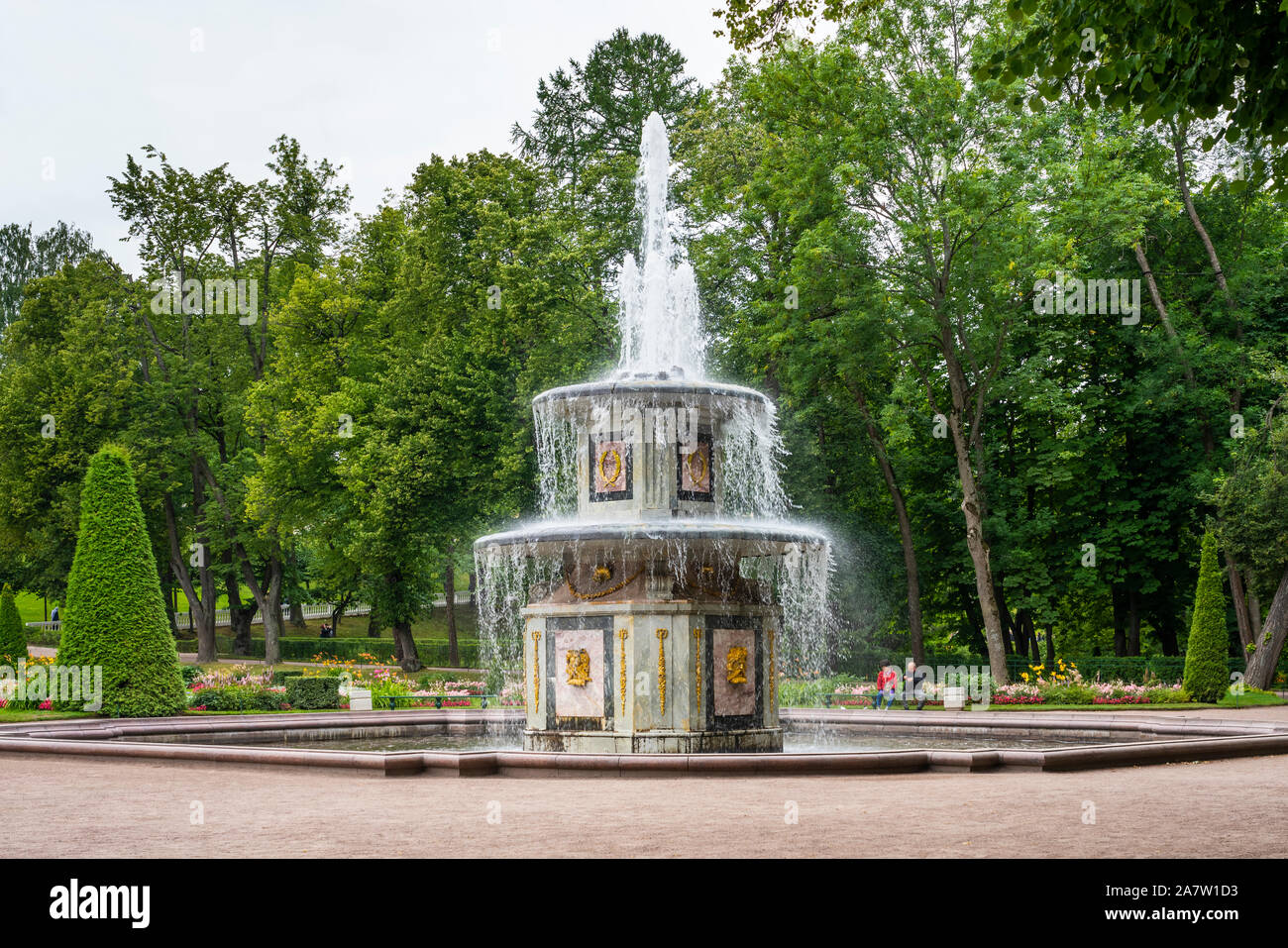 The gardens of Peterhof in Petergof, St. Petersburg, Russia Stock Photo ...