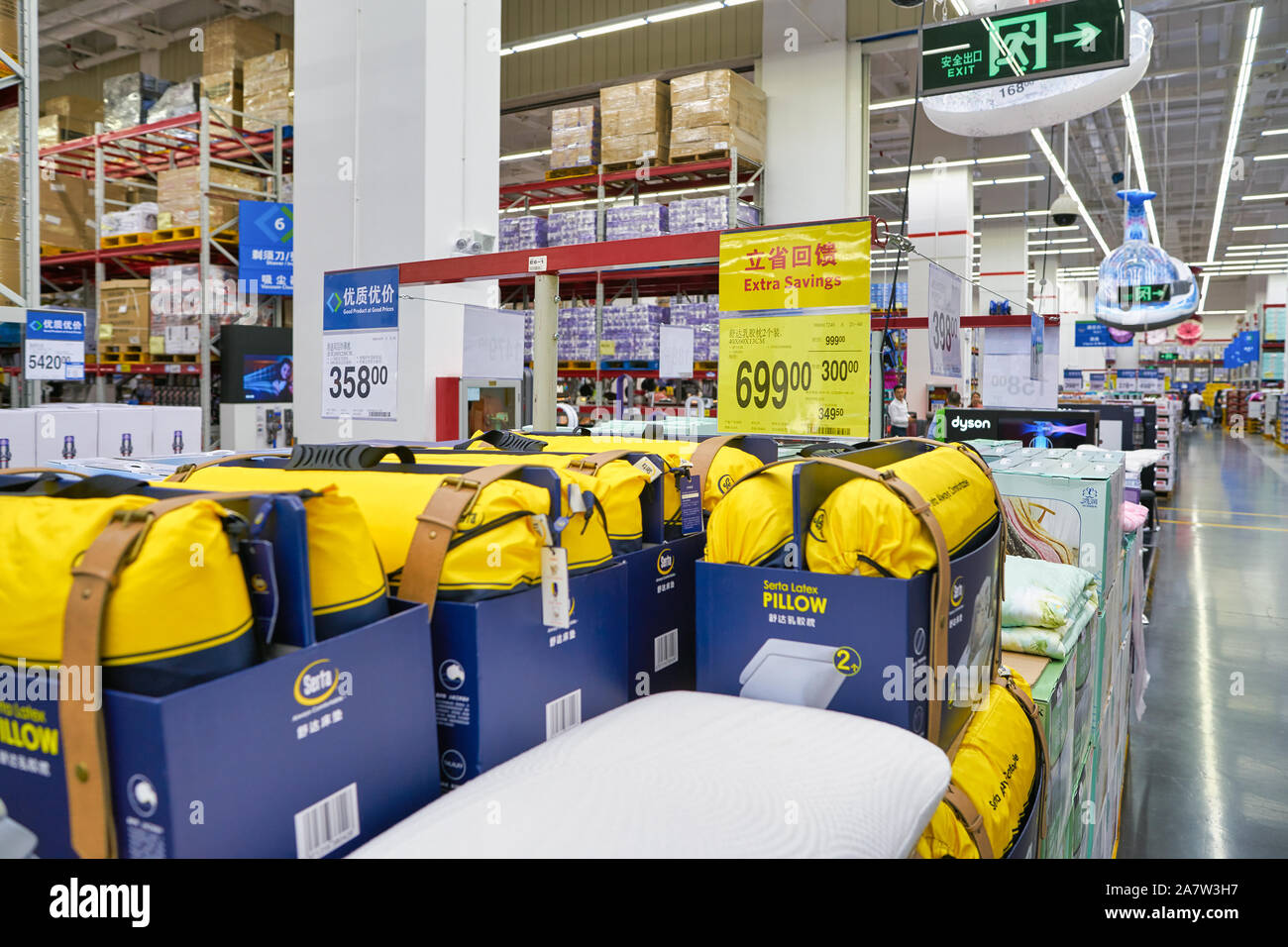 SHENZHEN, CHINA - APRIL 22, 2019: interior shot of Sam's Club store in ...