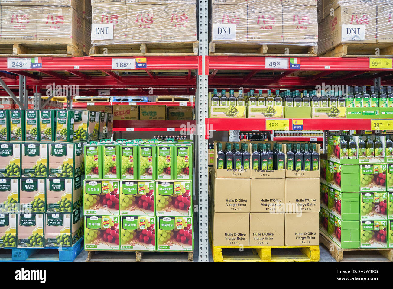 SHENZHEN, CHINA - APRIL 22, 2019: interior shot of Sam's Club store in ...