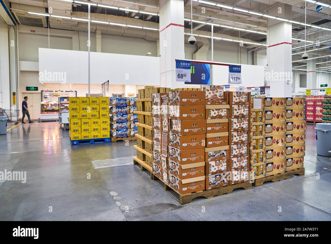 SHENZHEN, CHINA - APRIL 22, 2019: interior shot of Sam's Club store in ...