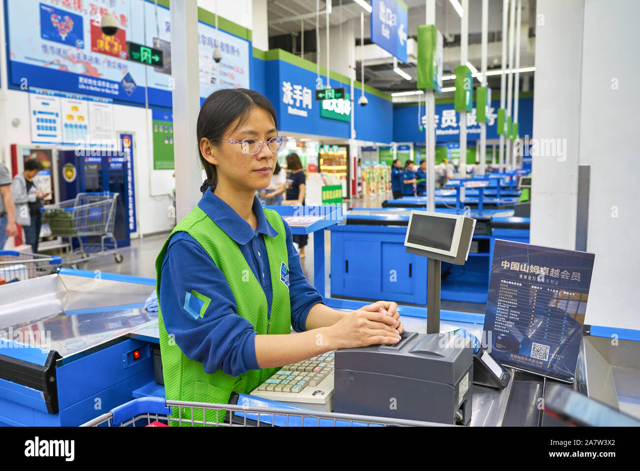 Super market cashier hi-res stock photography and images - Alamy