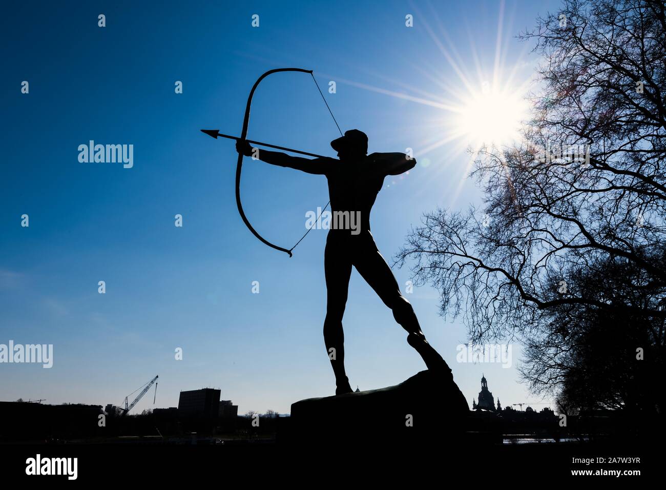 Archer statue hi-res stock photography and images - Alamy
