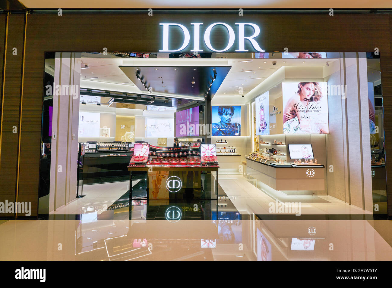 Makeup is dior beauty hi-res stock photography and images - Alamy