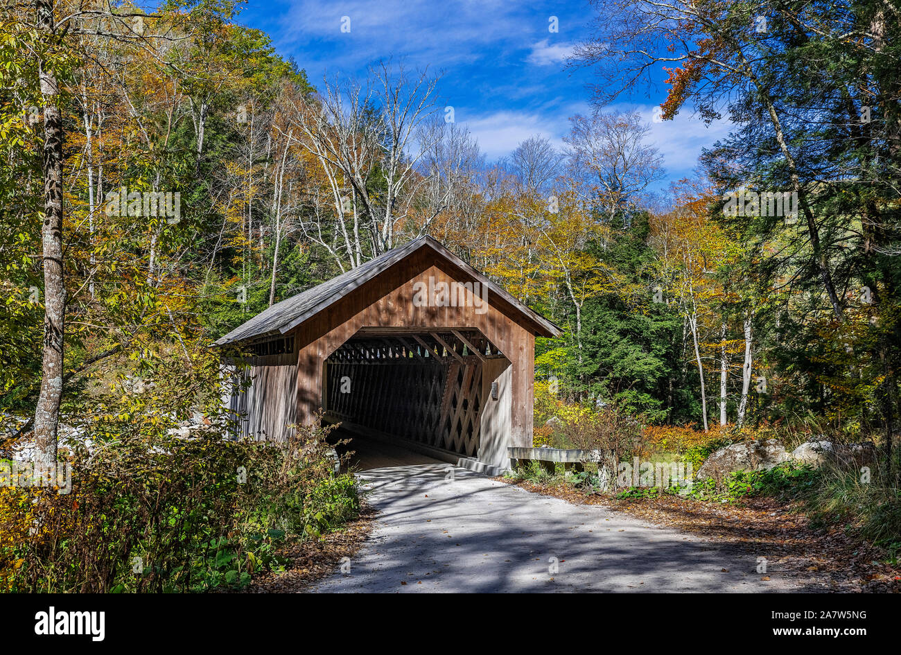 Rural country road with bridge hi-res stock photography and images - Alamy