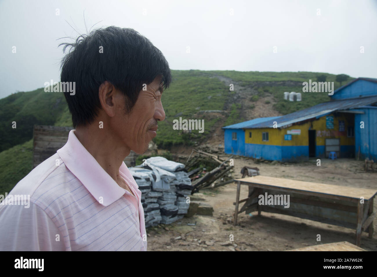 Lin Guoqing and his hotel in cliff of Wugong mountain in Luxi county ...