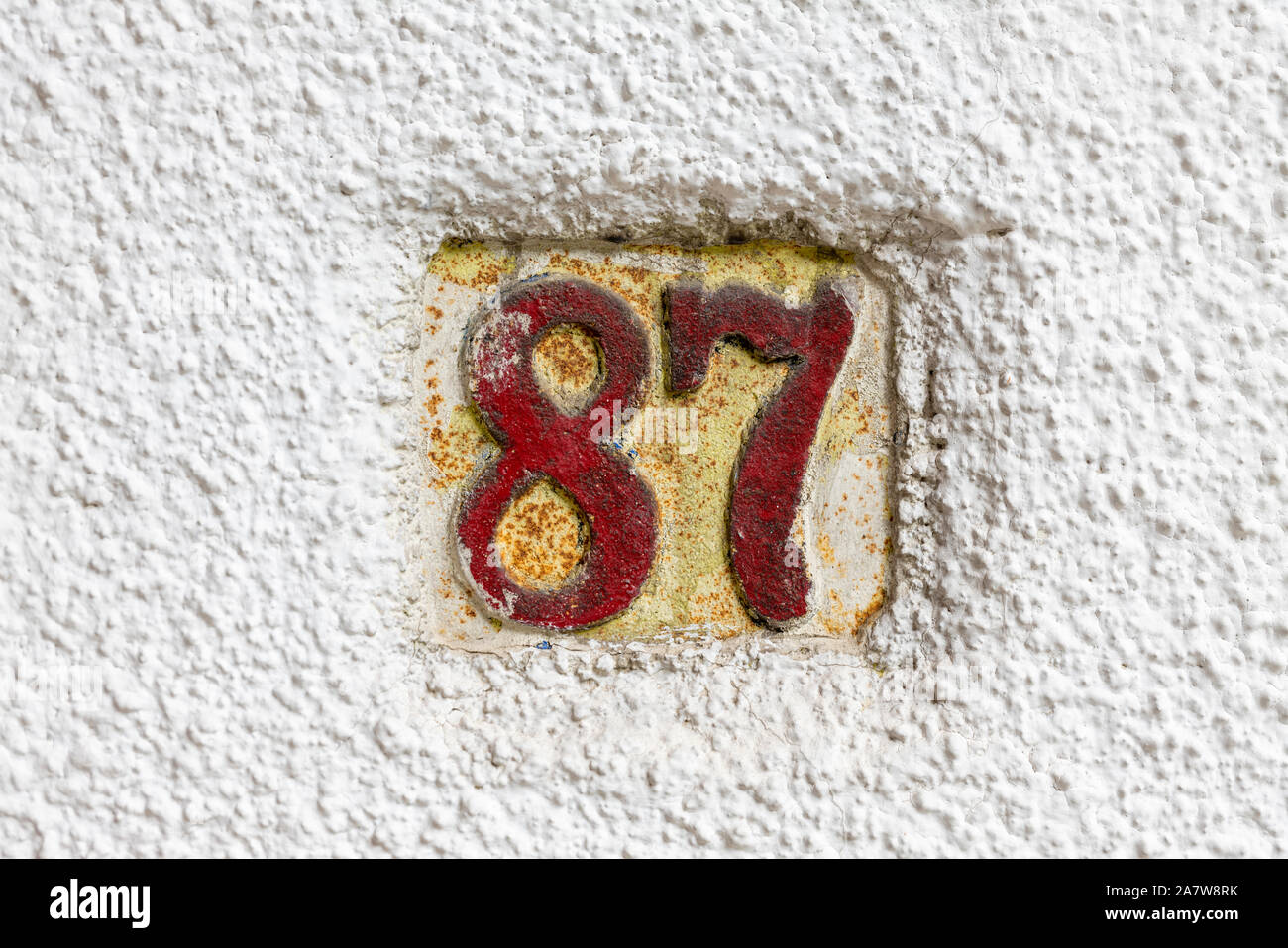 House number 87 sign on wall hi-res stock photography and images - Alamy