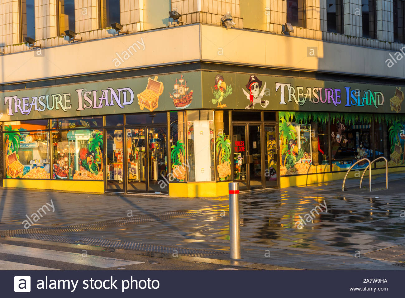 Seafront Arcade High Resolution Stock Photography and Images - Alamy