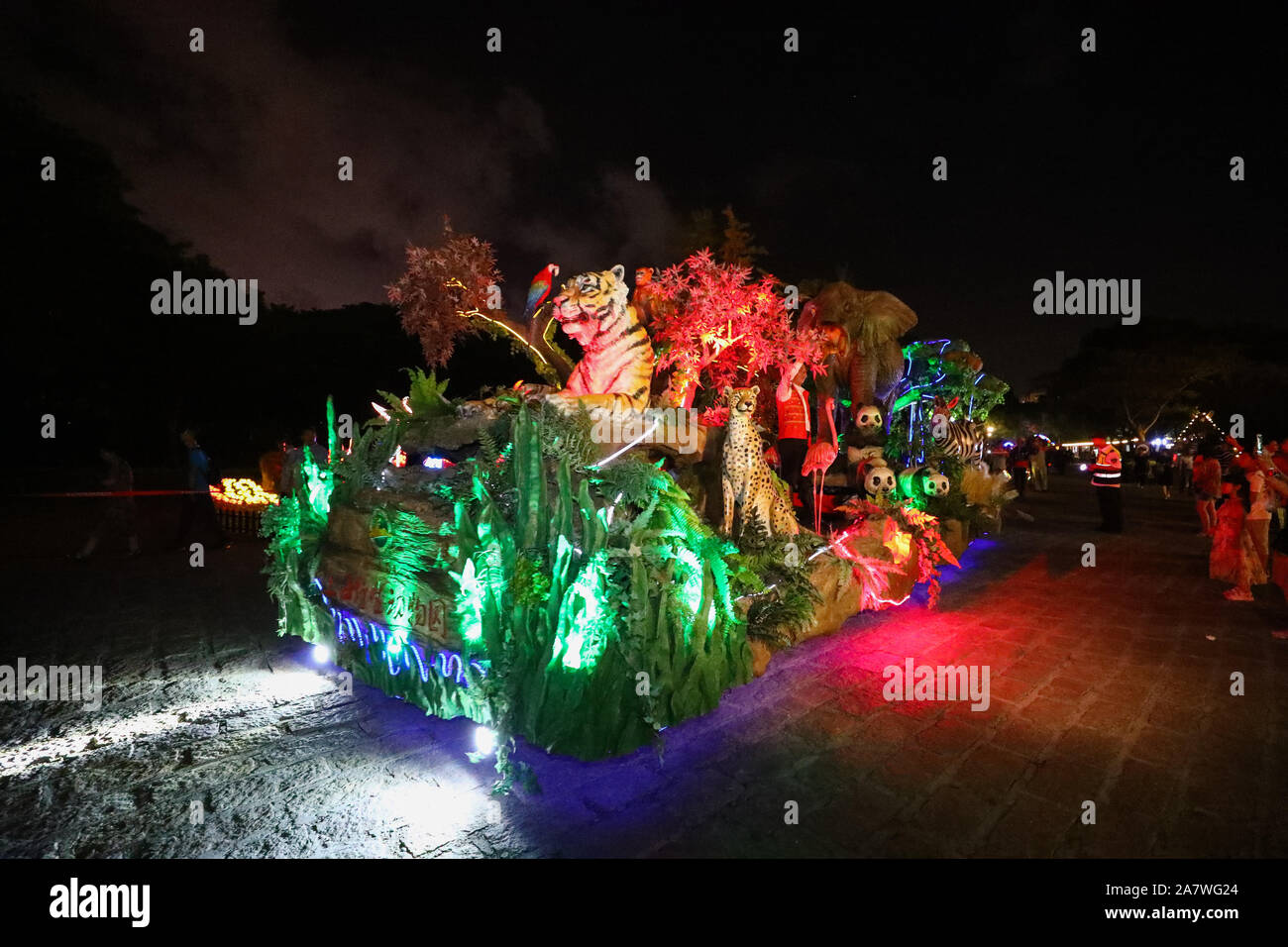 Shanghai zoo park hi-res stock photography and images - Alamy