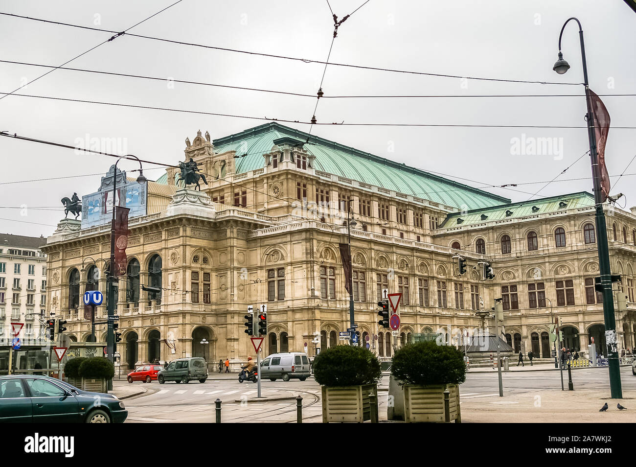 Vienna opera house exterior view hi-res stock photography and images ...