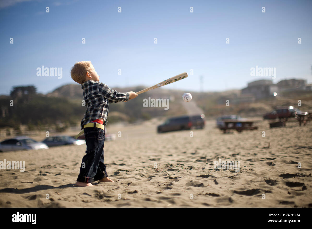 Kids playing softball hi-res stock photography and images - Alamy