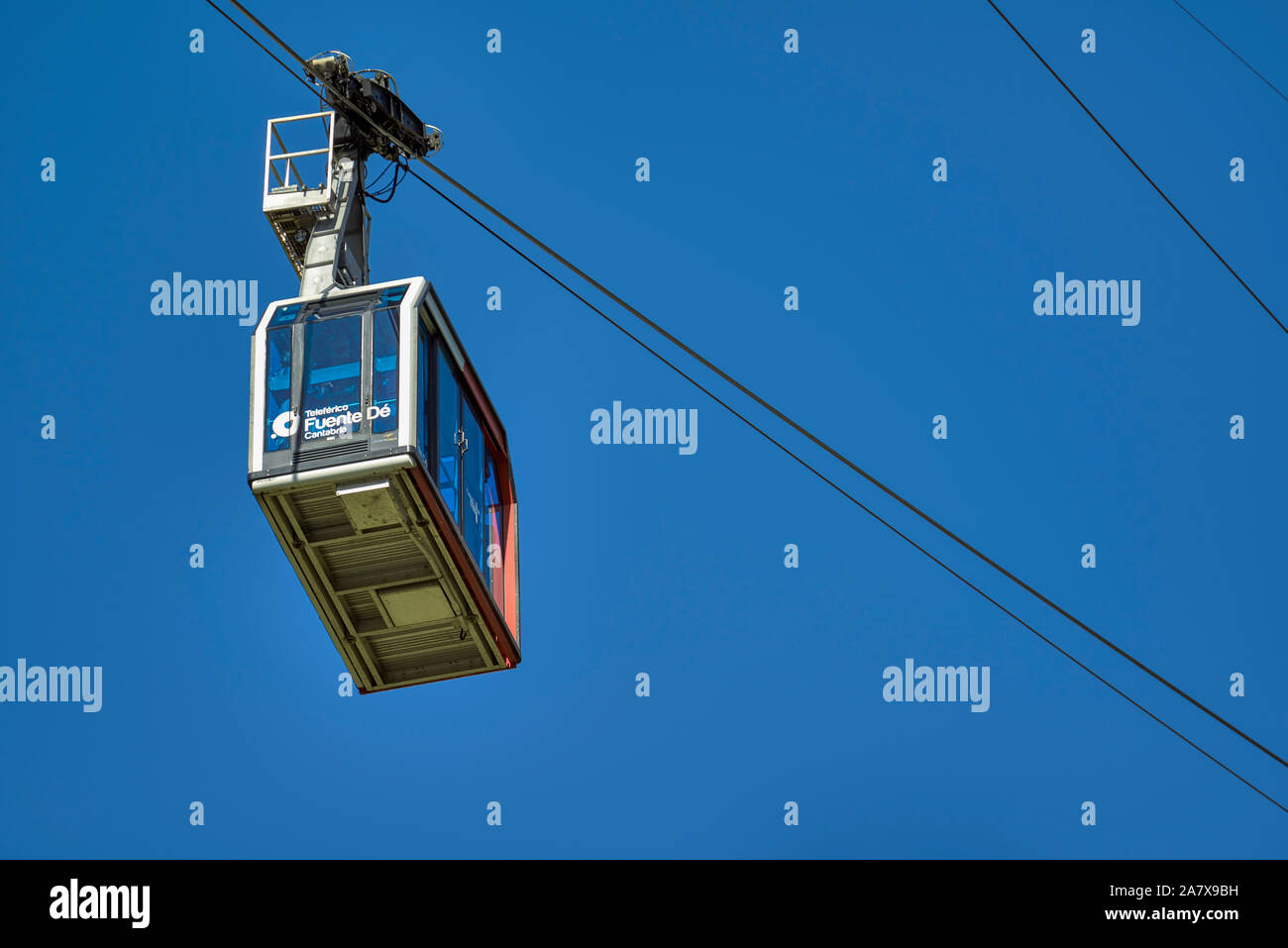 Aerial cable car cableway tramway hi-res stock photography and images ...