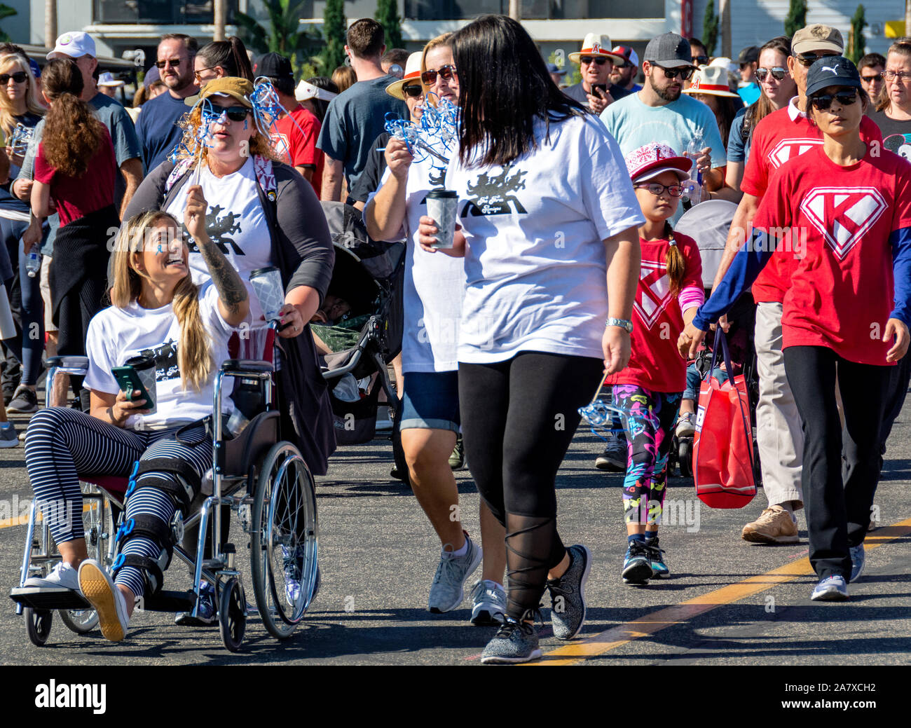Teamwork friend walking charity hi-res stock photography and images - Alamy