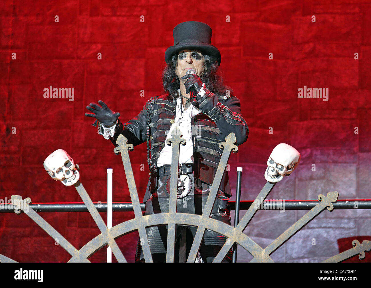 Alice Cooper Performing On His 'Ol Black Eyes Is Back' Tour at ...