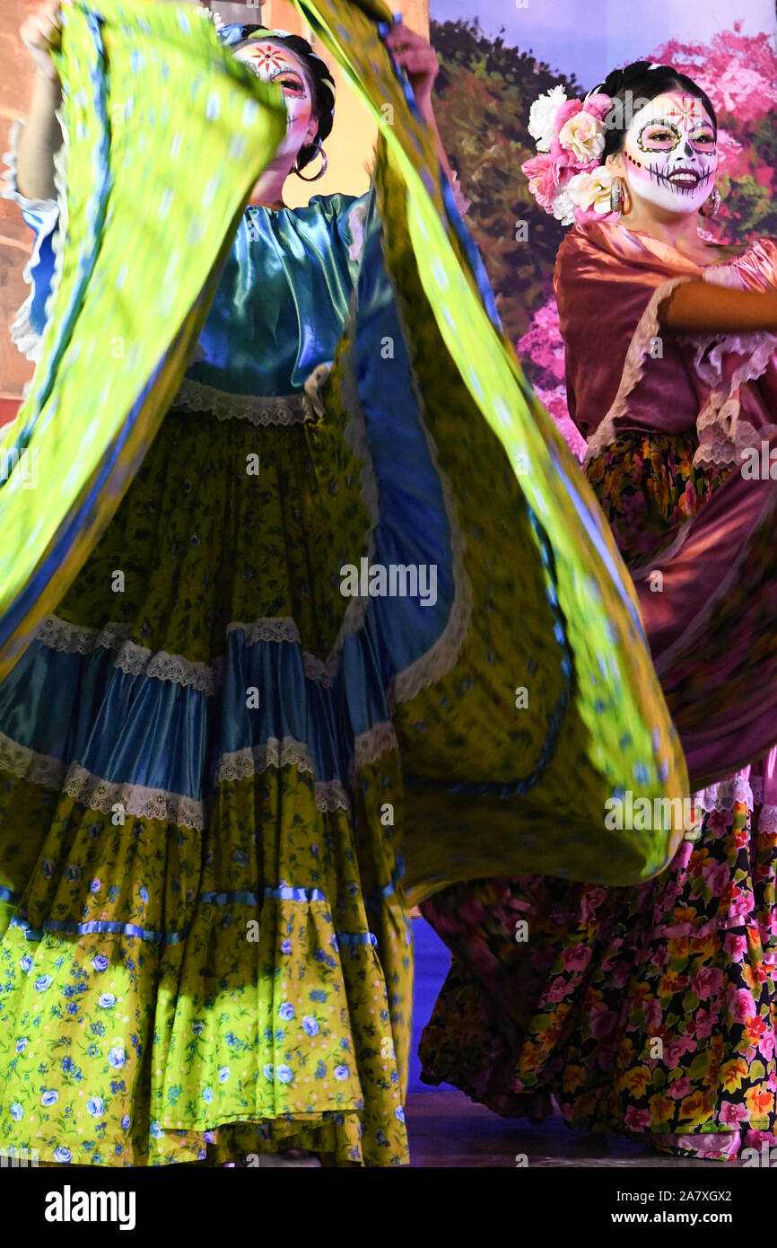 Mexican cultural group dance hi-res stock photography and images - Alamy