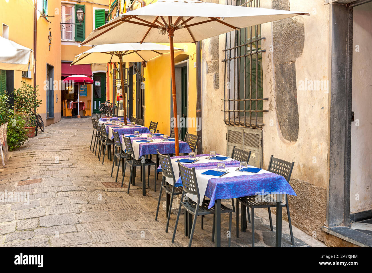 Outside seating for restaurant in alley Stock Photo - Alamy
