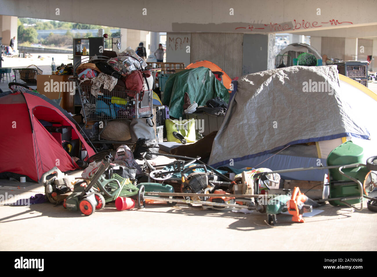 Homeless camp under overpass hi-res stock photography and images - Alamy