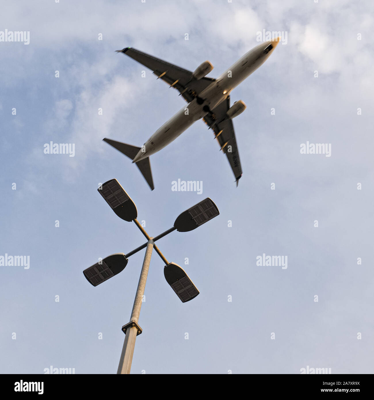 Airliners overhead hi-res stock photography and images - Alamy