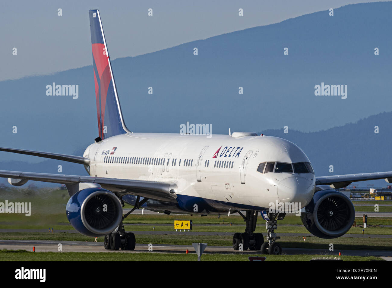 Delta airlines logo on jet hi-res stock photography and images - Alamy