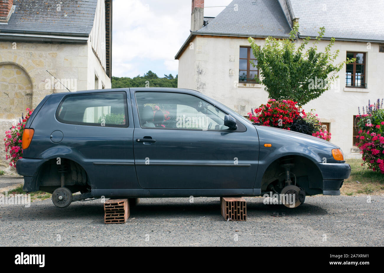 Car without tires hi-res stock photography and images - Alamy