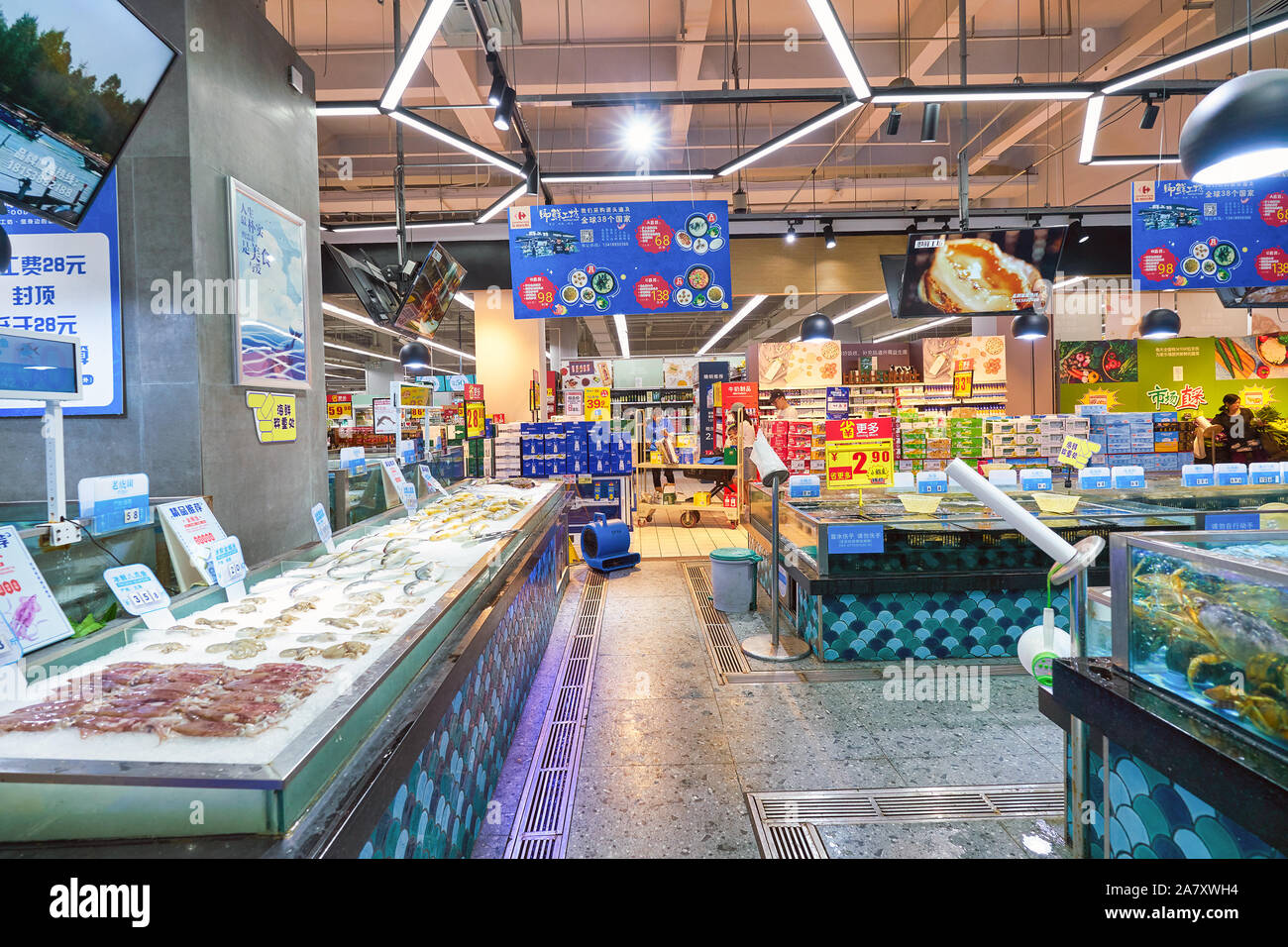 Fish section supermarket hi-res stock photography and images - Alamy
