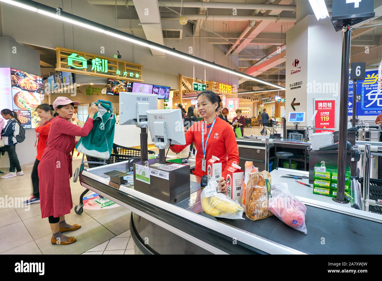 Cashier supermarket 2019 hi-res stock photography and images - Alamy