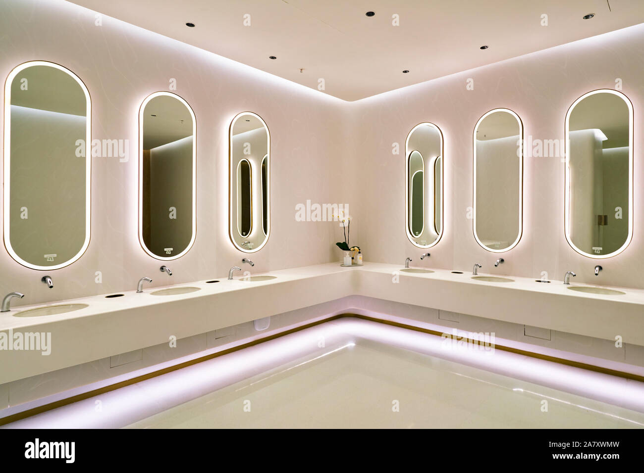 Mall restroom hi-res stock photography and images - Alamy