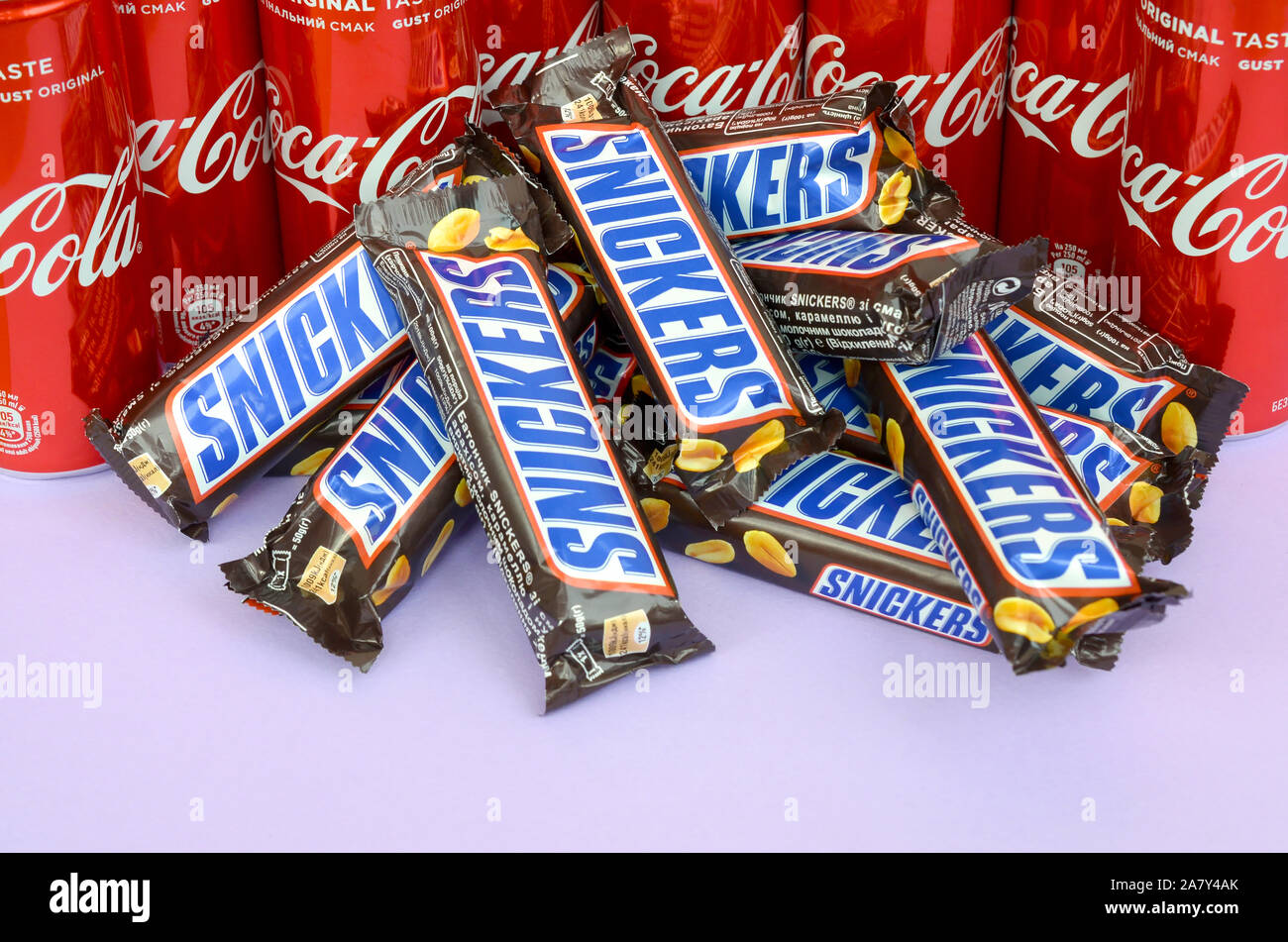 KHARKOV, UKRAINE - OCTOBER 2, 2019: Snickers chocolate bars in brown ...