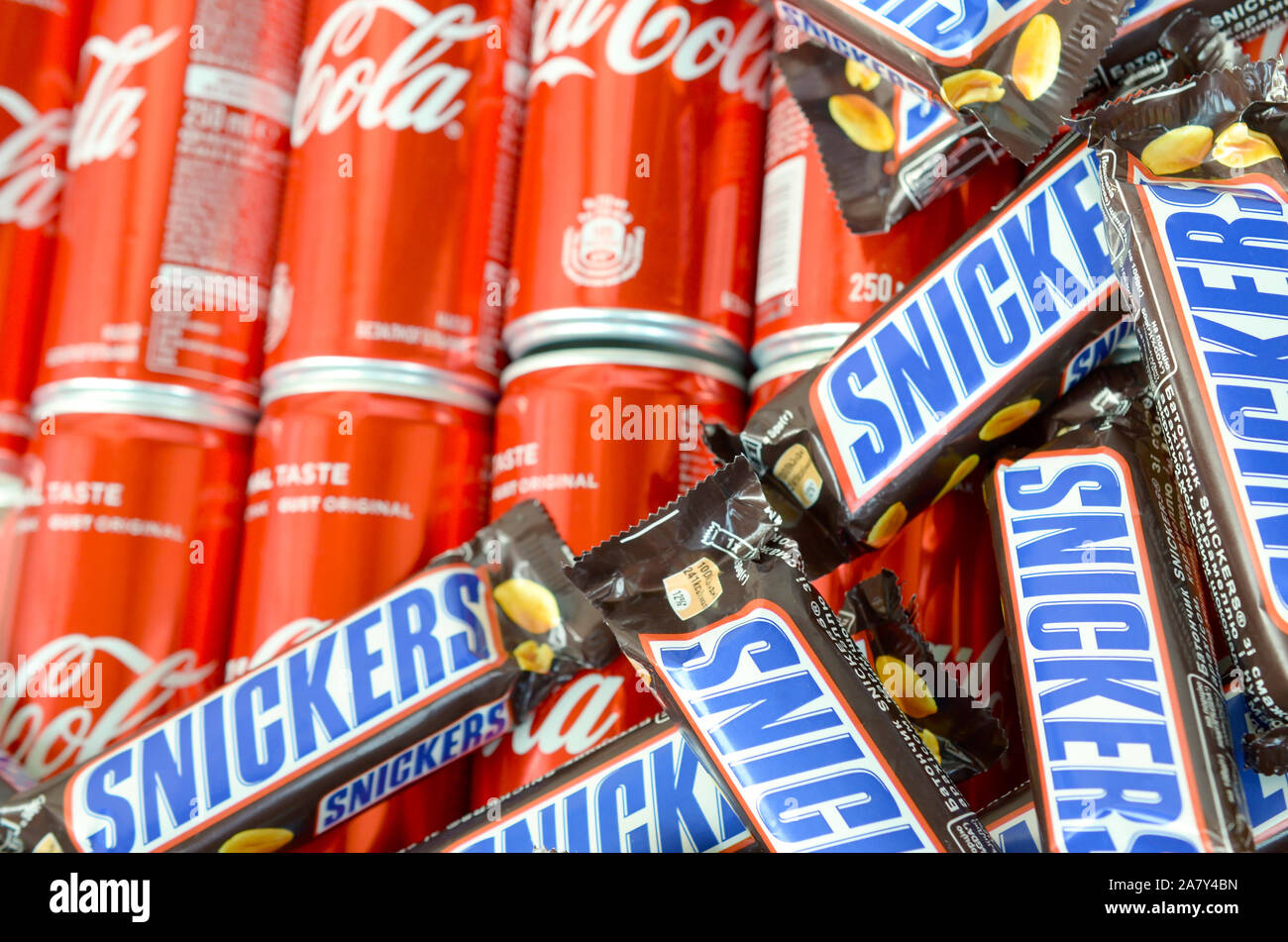 KHARKOV, UKRAINE - OCTOBER 2, 2019: Snickers chocolate bars in brown ...