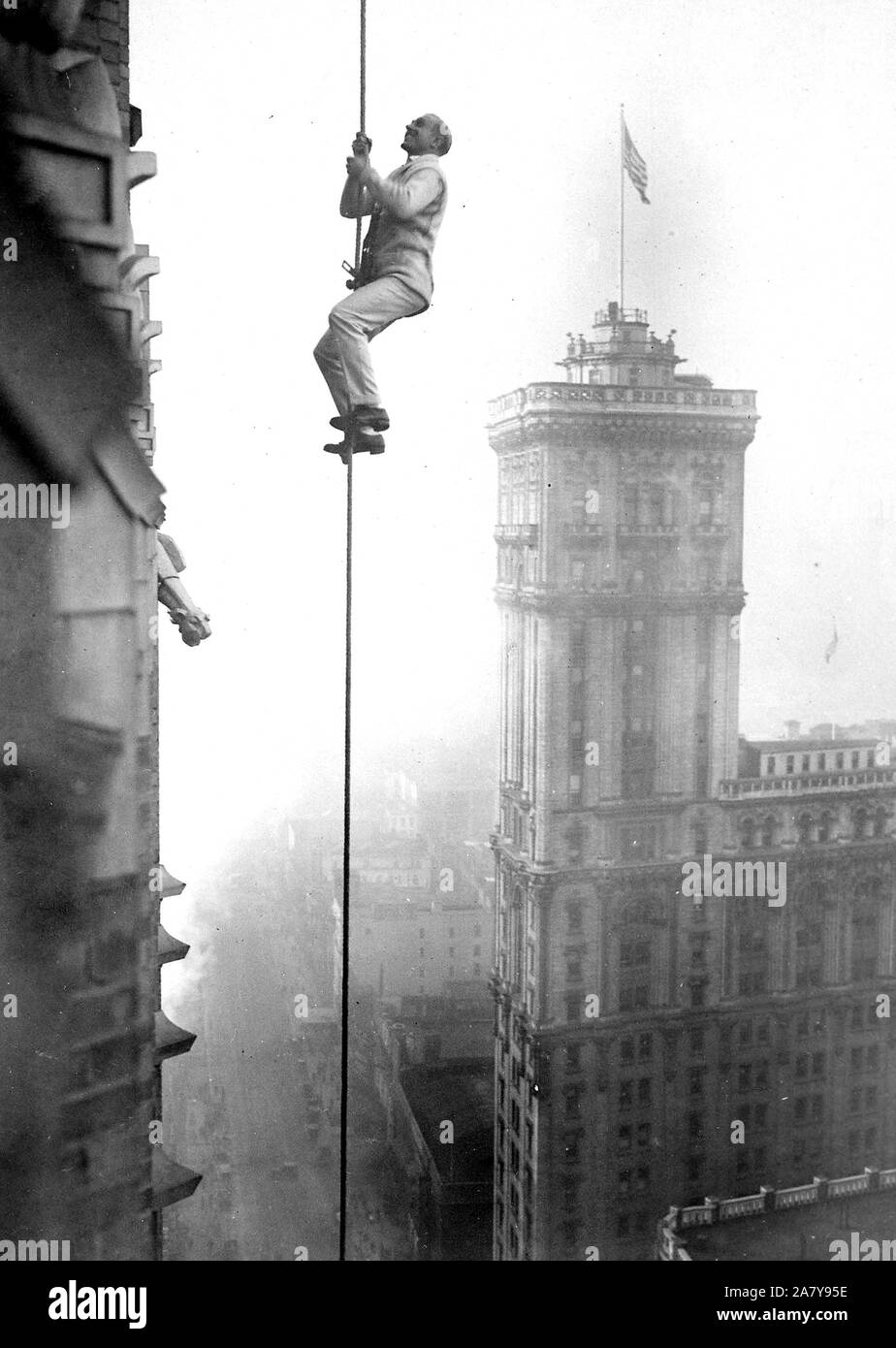 The Human Squirrel who did many daring stunts in climbing for benefit ...