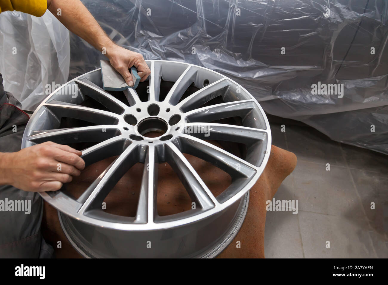 Alloy wheel painting hi-res stock photography and images - Alamy